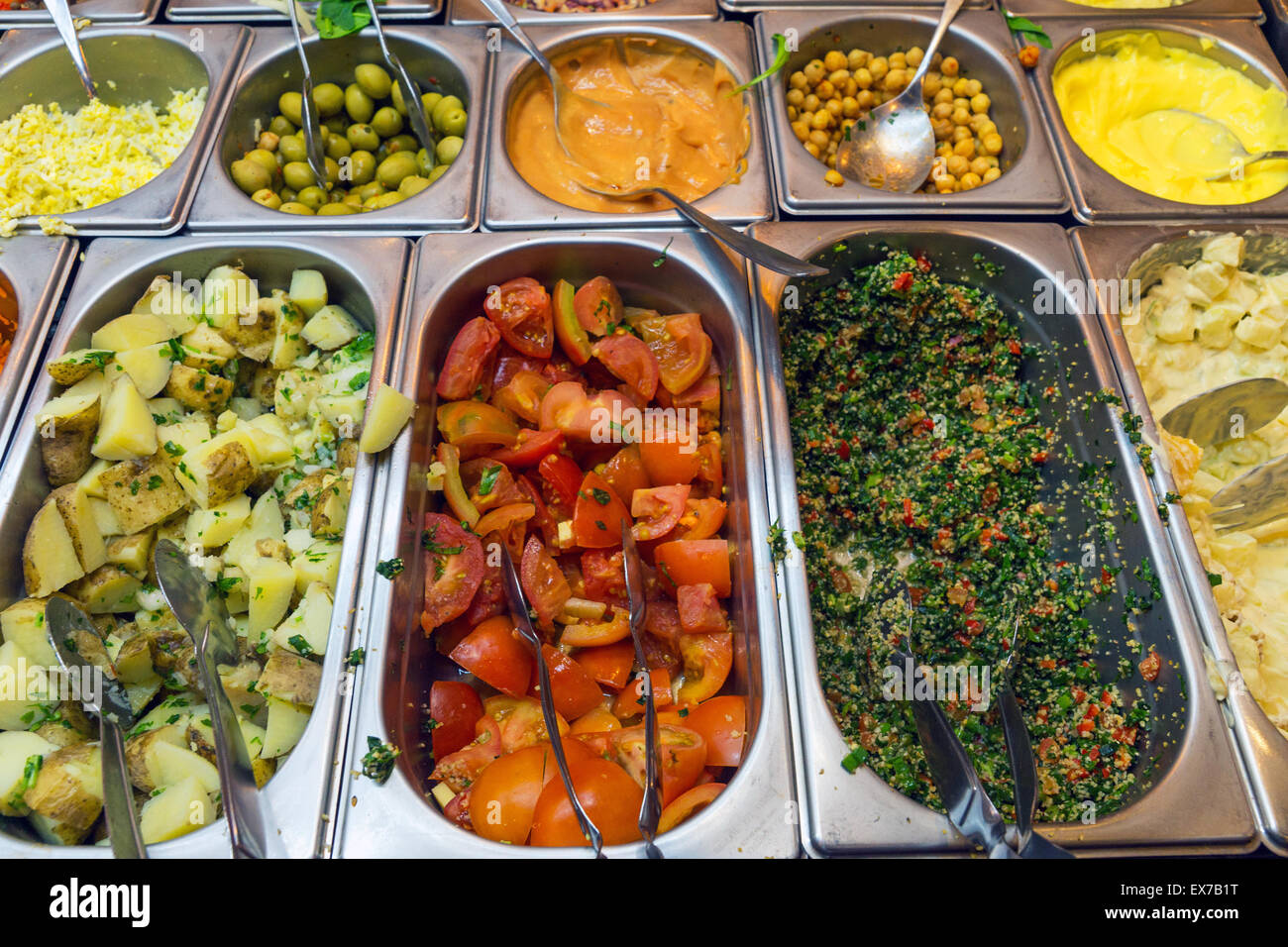 Eine bunte Vielfalt an Salate am buffet Stockfotografie - Alamy