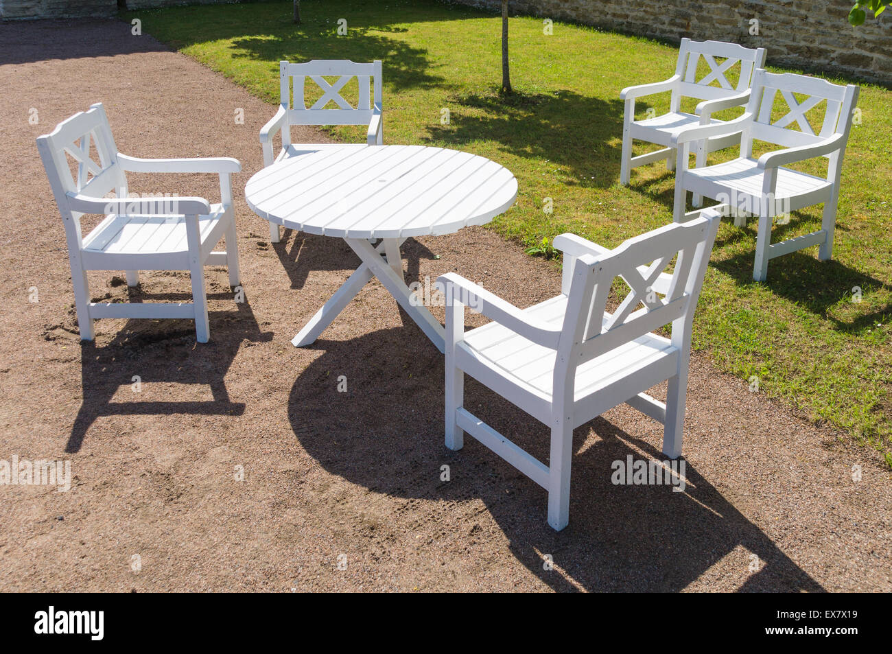 Runder gartentisch aus holz -Fotos und -Bildmaterial in hoher Auflösung ...