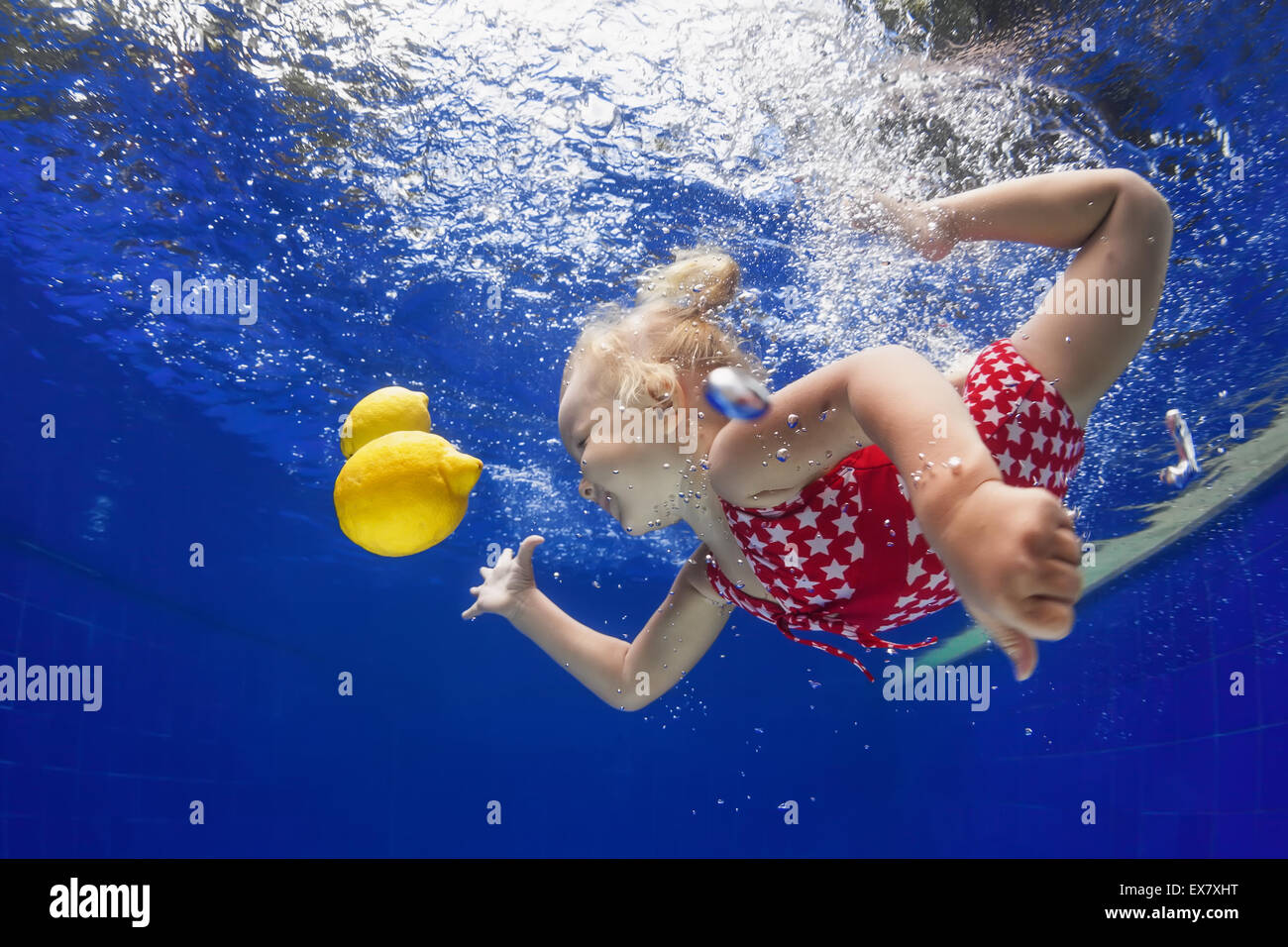 Baby tauchen unter wasser im pool -Fotos und -Bildmaterial in hoher ...