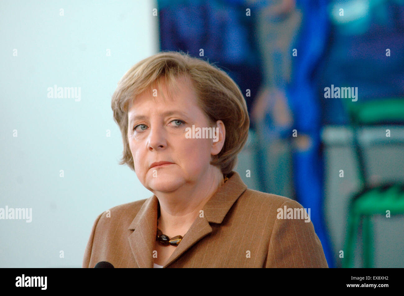 Bundeskanzlerin Angela Merkel, Im Hintergrund Ein Gemaelde von Rainer ...