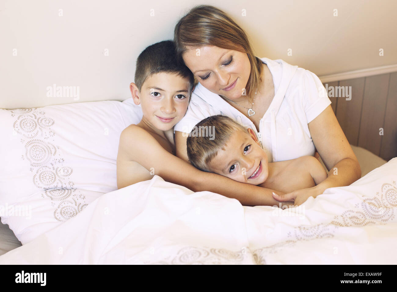 Mütter und söhne -Fotos und -Bildmaterial in hoher Auflösung – Alamy