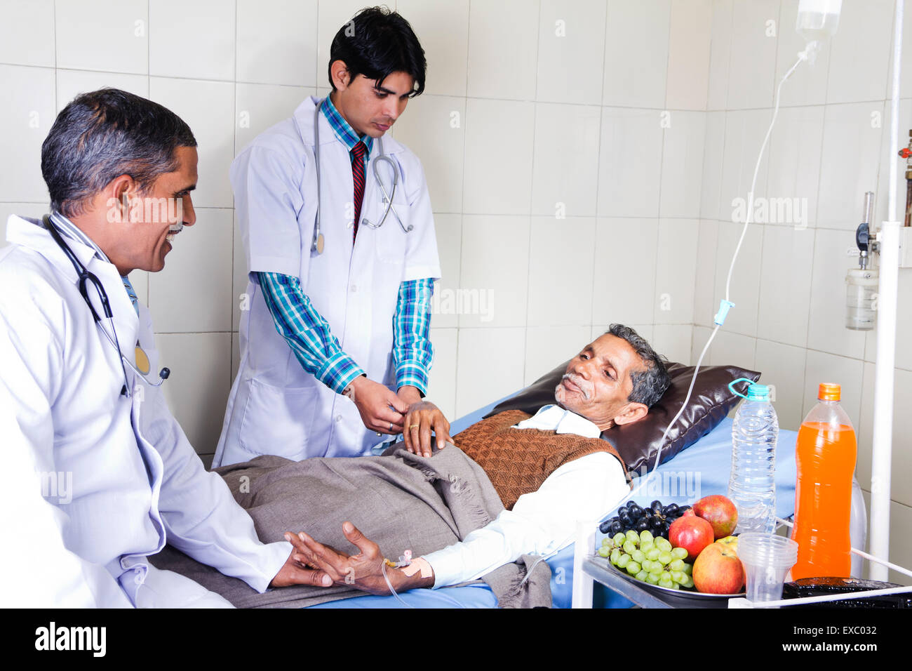 indischer Arzt Krankenhaus Behandlung des Patienten Stockfotografie - Alamy