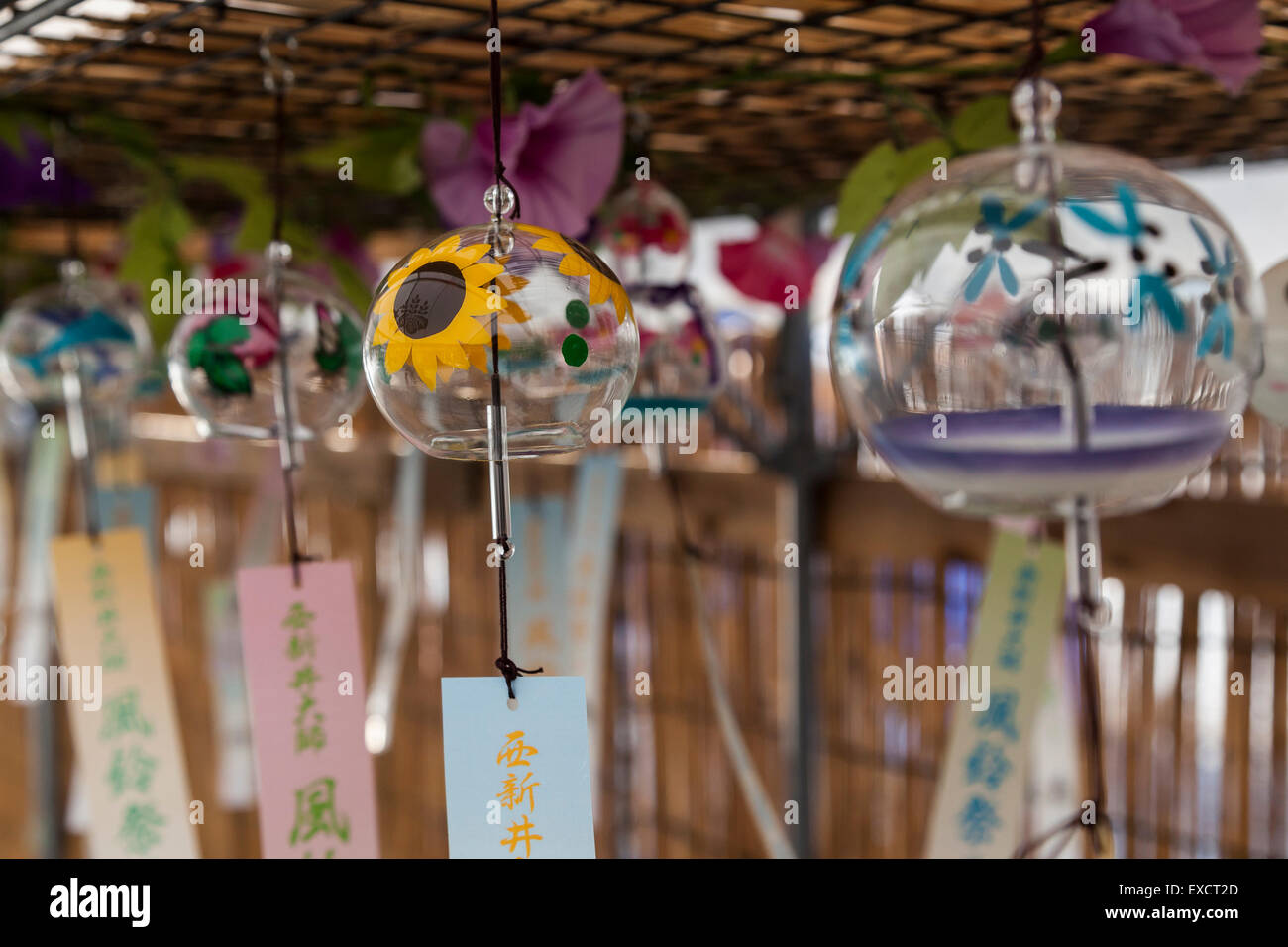 Japanische Windspiele (Fuurin) aus Glas auf dem Display während das ...