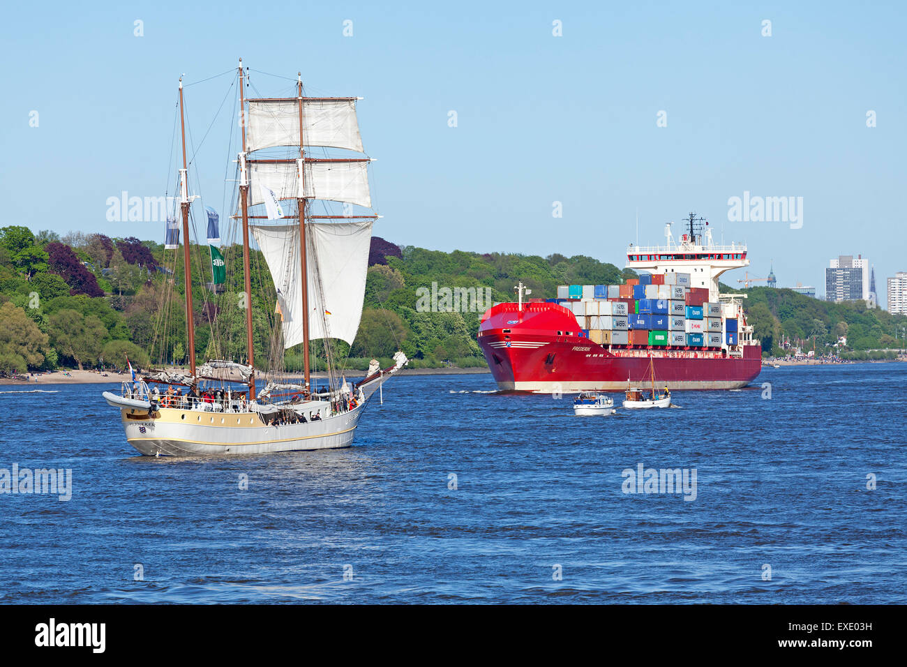 Segeln Schiff und Containerschiff ´Frederik´, 826. Hafen Sie ...
