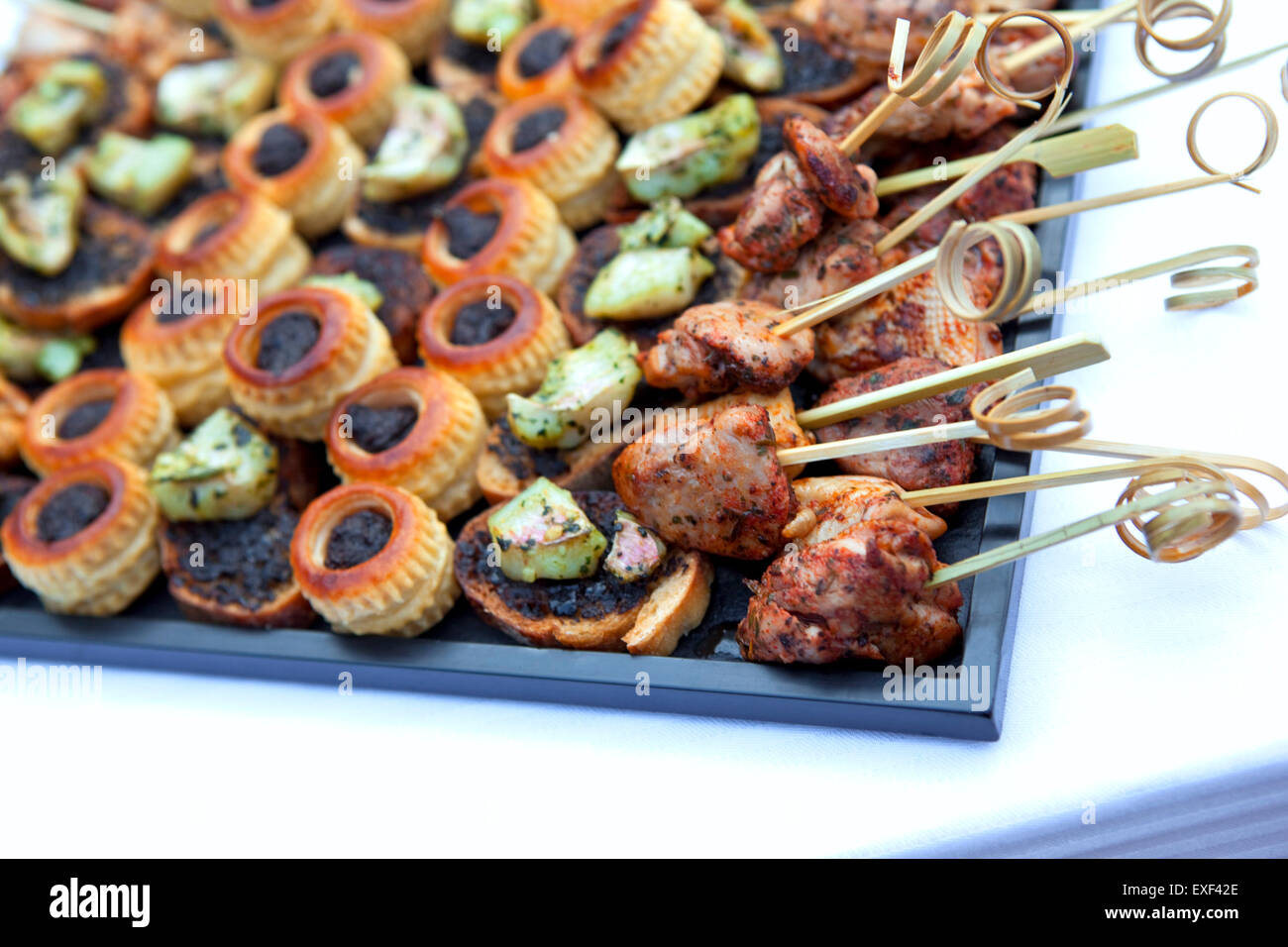 Party spieße olive -Fotos und -Bildmaterial in hoher Auflösung – Alamy
