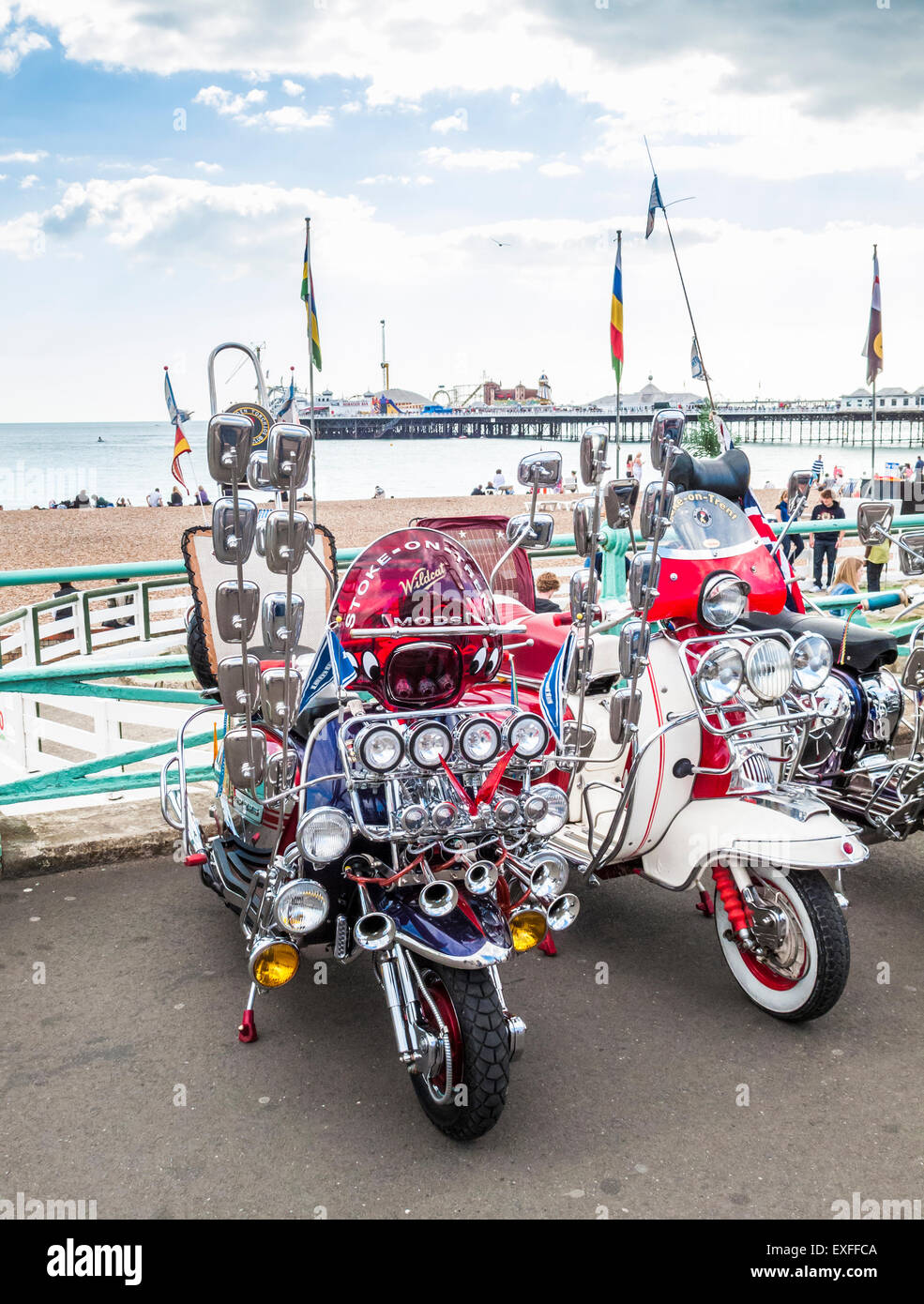 Oldtimer Motorroller aus der Mods und Rocker-Ära, mit mehreren ...