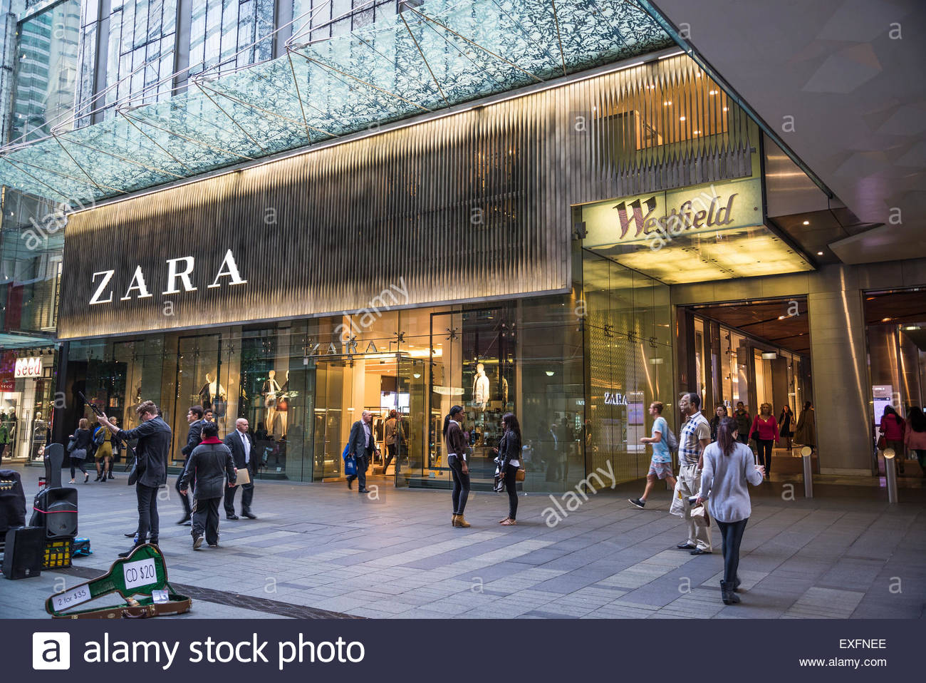 Zara Shop Stockfotos & Zara Shop Bilder - Alamy
