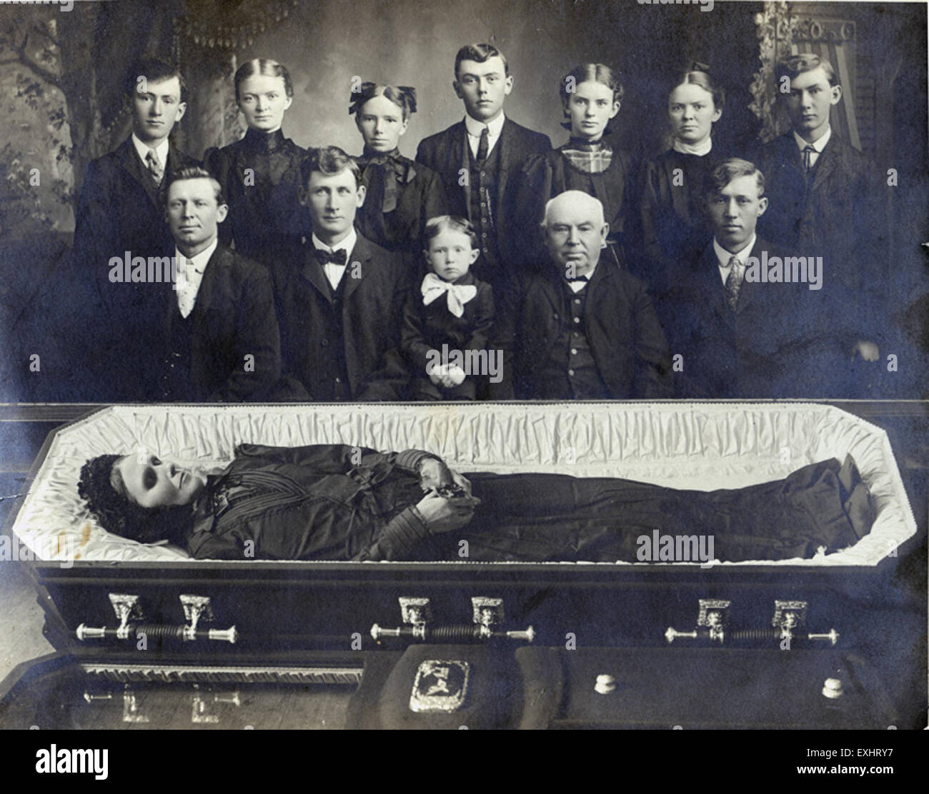 Offener sarg -Fotos und -Bildmaterial in hoher Auflösung – Alamy