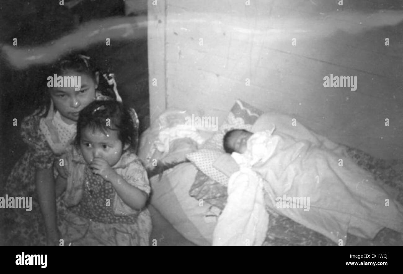 Dieses Kunstwerk stellt ein Baby in neuer Kleidung dar, das die ...