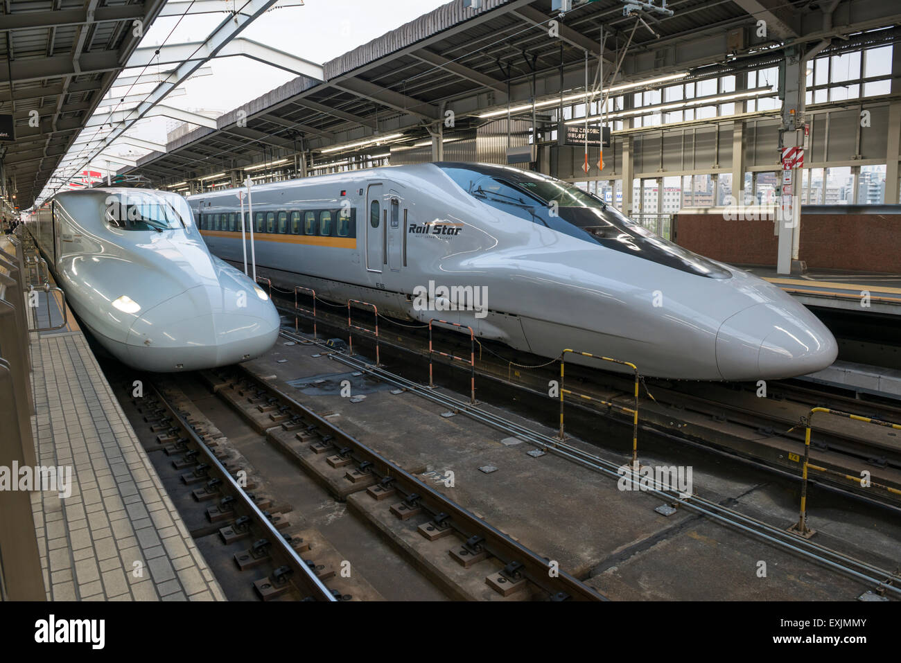 N700 und 700 Serie Shinkansen Bullet-Züge am Bahnhof Kyoto ...