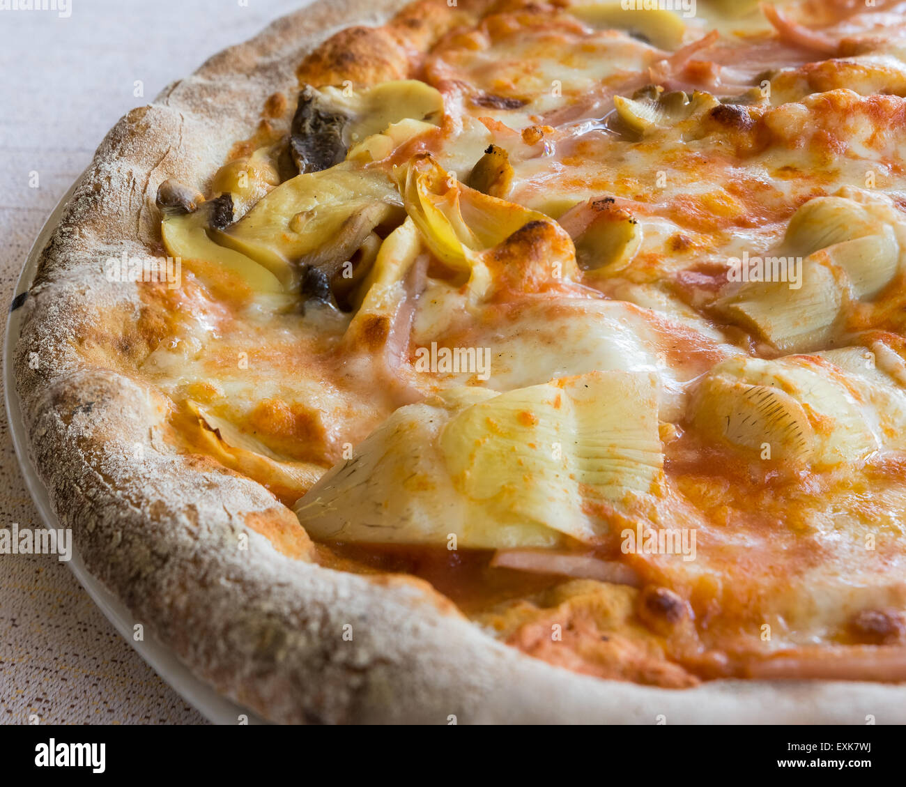 Halb pizza -Fotos und -Bildmaterial in hoher Auflösung – Alamy