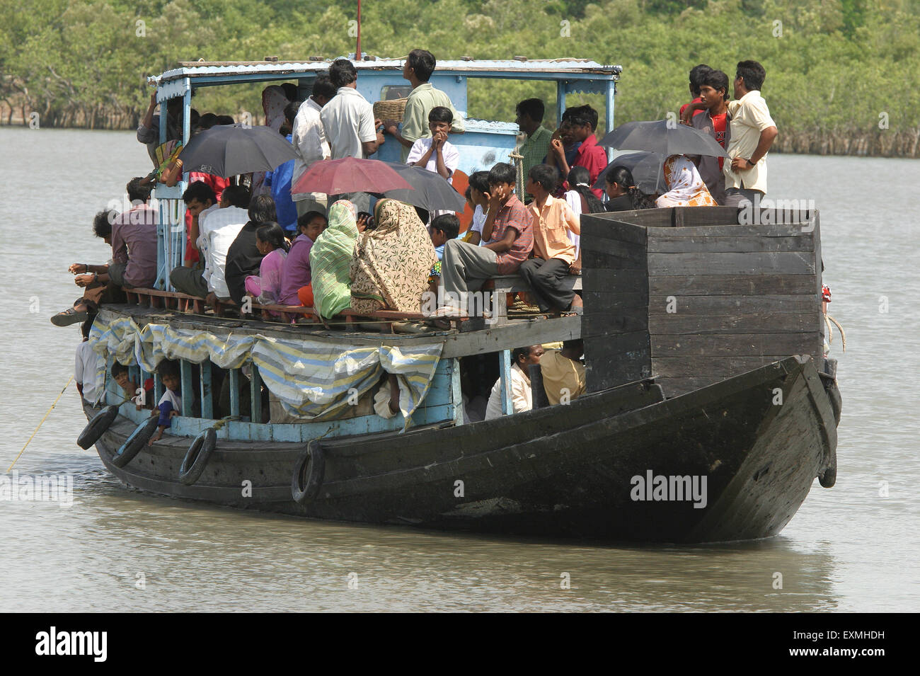 Menschen beladen in Boot; Sundarban National Park; Sundarbans; Kalkutta ...