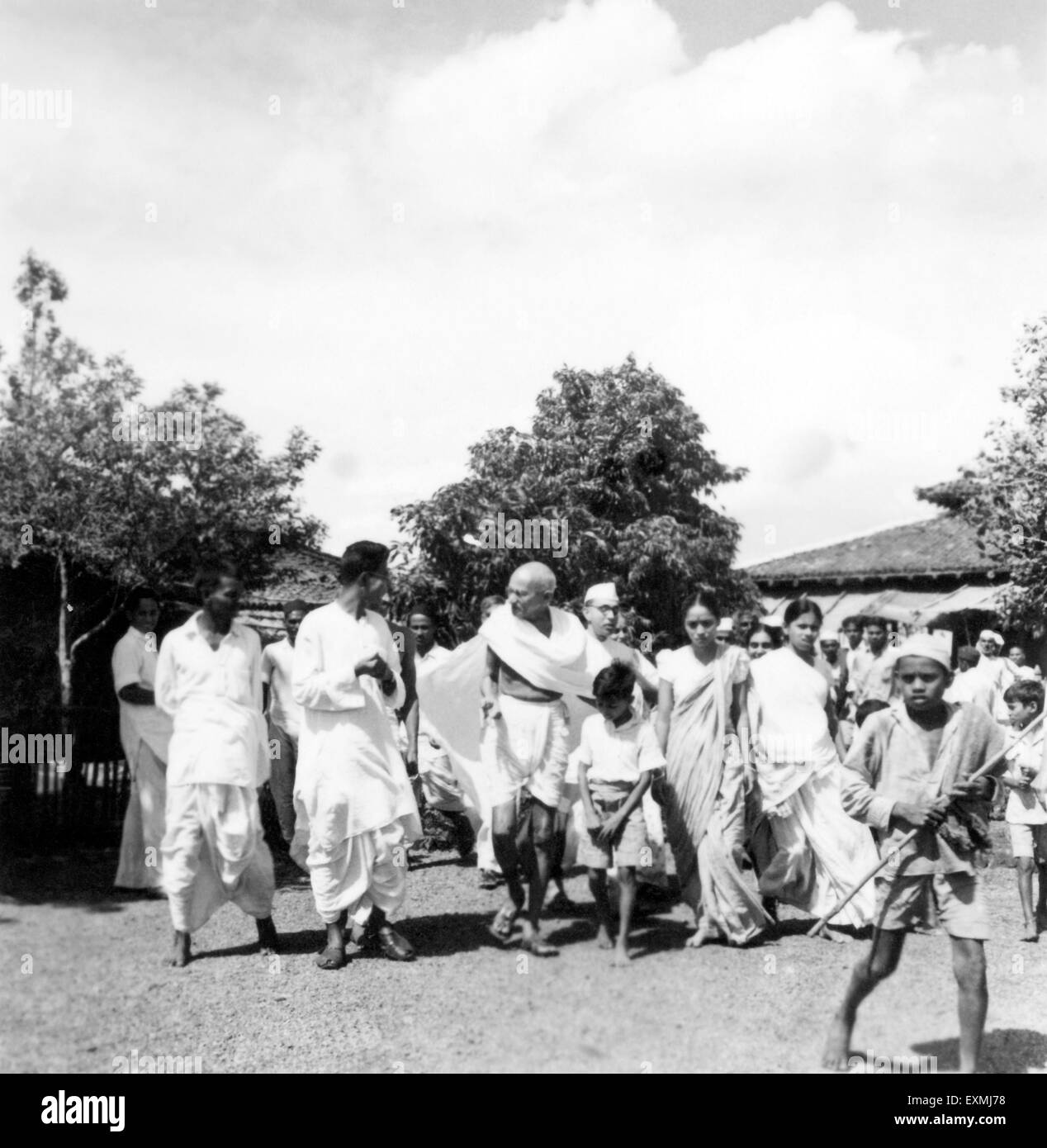 Mahatma Gandhi begleitet Journalist Shailendra Chatterjee Pyarelal ...