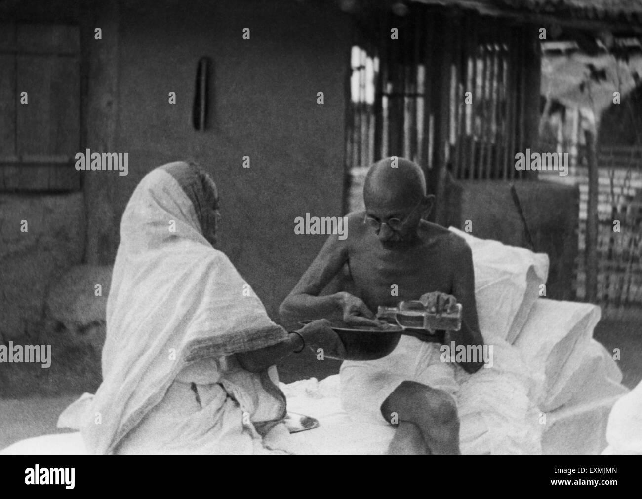 Kasturba Gandhi und Mahatma Gandhi Händewaschen Mund Frühstück sprechen ...
