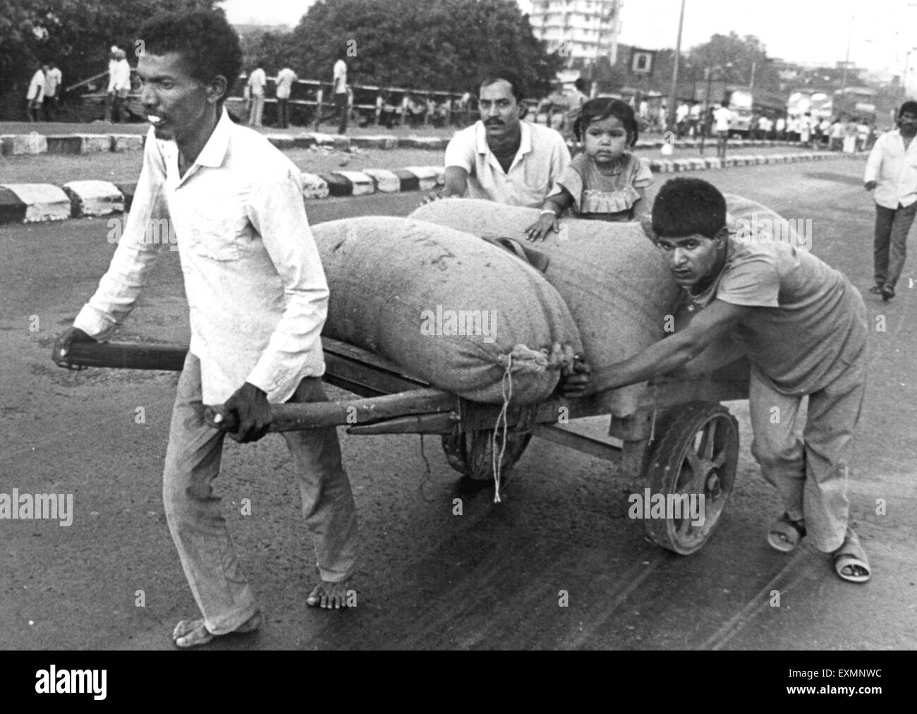 Handwagen schieben -Fotos und -Bildmaterial in hoher Auflösung – Alamy