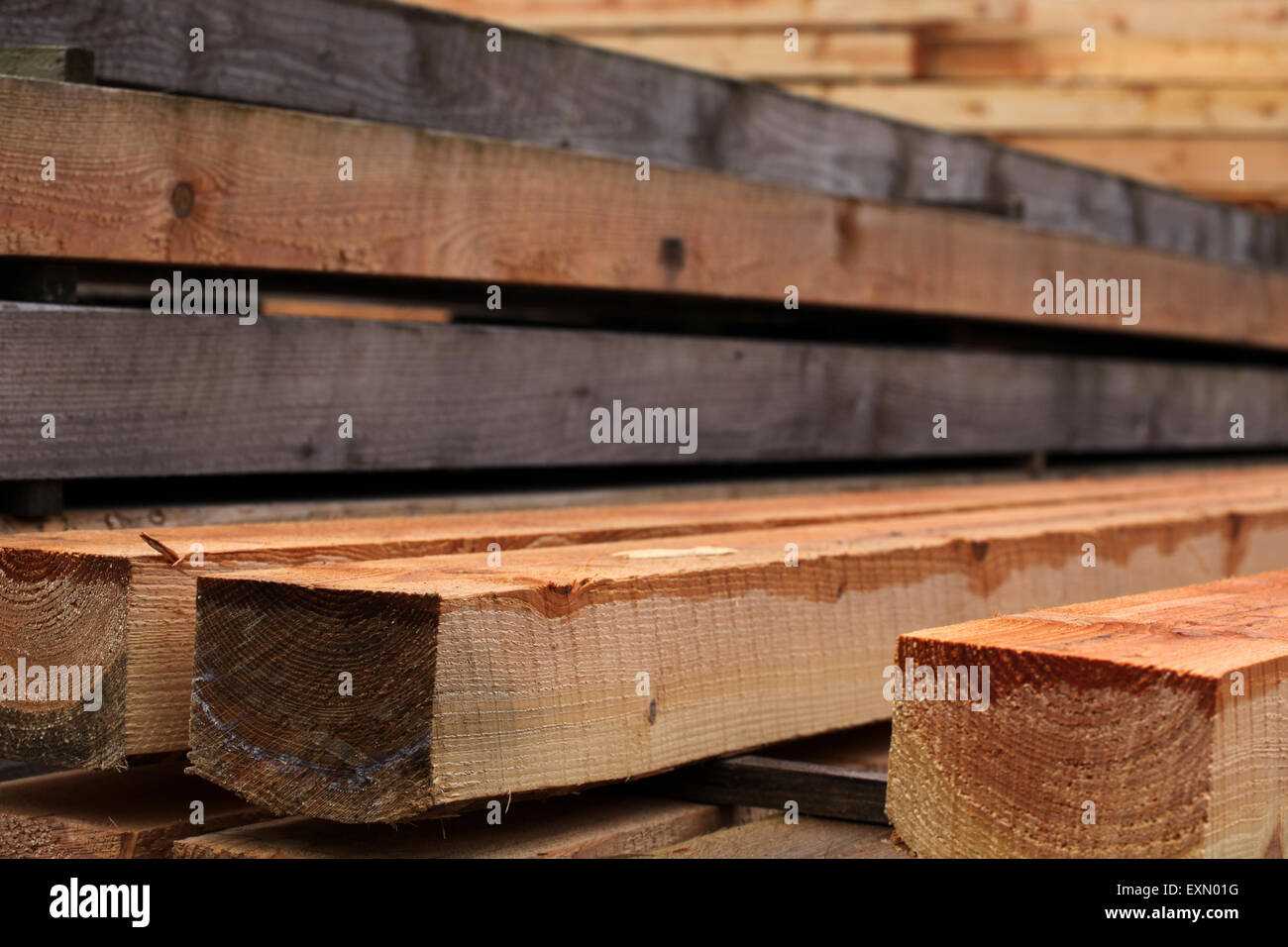 Stapel von Holz - Bolzen am Holzplatz. Holz Holzbau Stockfotografie - Alamy