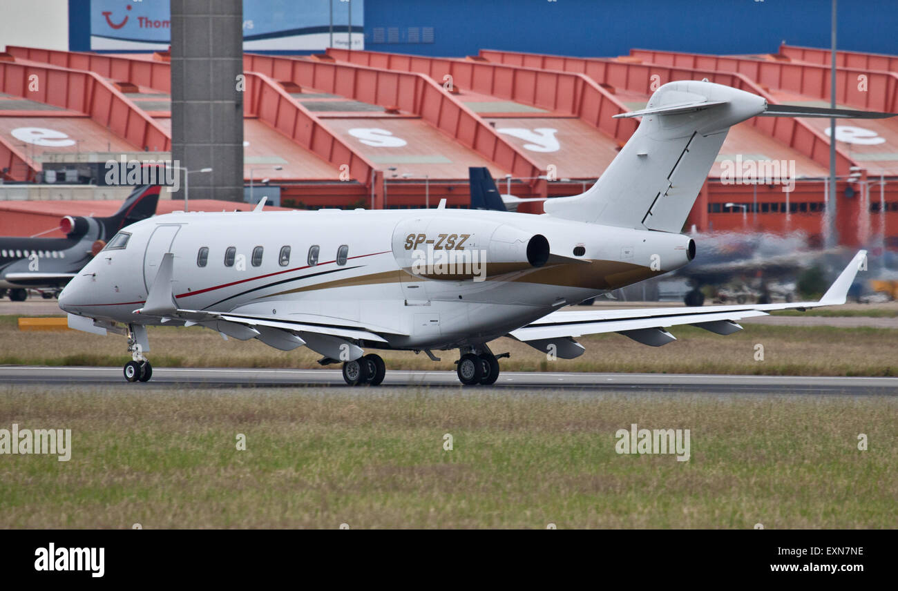 Blue jet challenger 300 landung -Fotos und -Bildmaterial in hoher ...