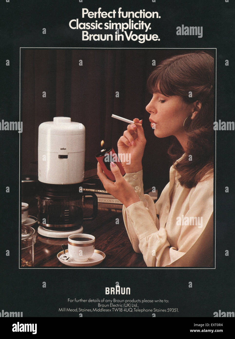 1970s woman smoking -Fotos und -Bildmaterial in hoher Auflösung – Alamy