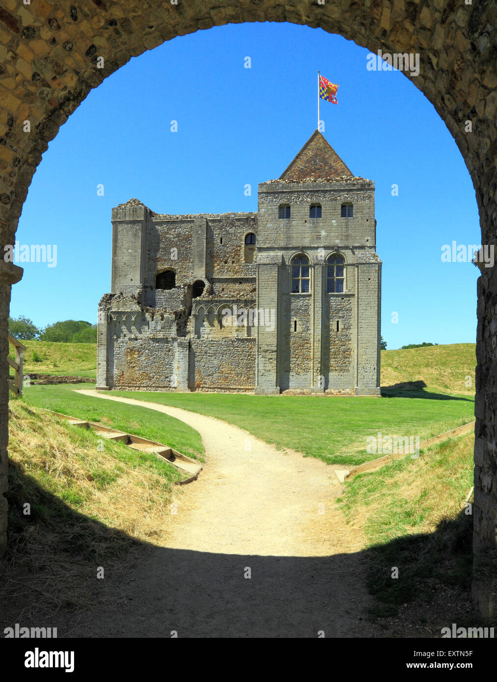 Castle Rising Castle durch Bogen, 12. Jahrhundert Bergfried, Norfolk ...