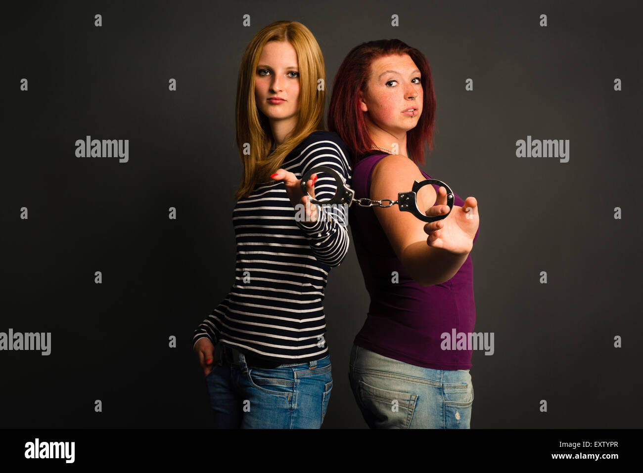 Handcuffs women -Fotos und -Bildmaterial in hoher Auflösung – Alamy