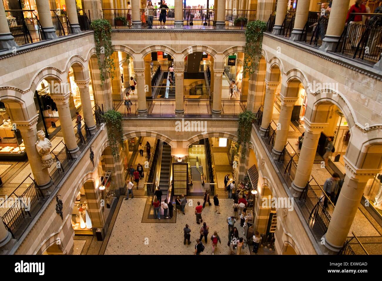 Magna plaza einkaufszentrum amsterdam -Fotos und -Bildmaterial in hoher ...