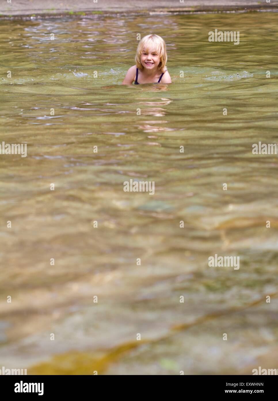 Mädchen spielen im See Stockfotografie - Alamy Mädchen spielen im See Stockfotografie - Alamy