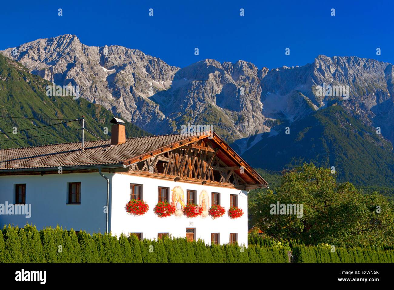 Bauernhaus mit Bergwelt, Barwies, Mieminger Plateau, Tirol, Österreich ... Bauernhaus mit Bergwelt, Barwies, Mieminger Plateau, Tirol, Österreich ...