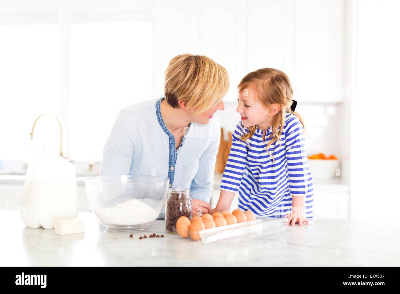Vorbereitung Zusammen Mit Mama Stockfotos und -bilder Kaufen - Alamy