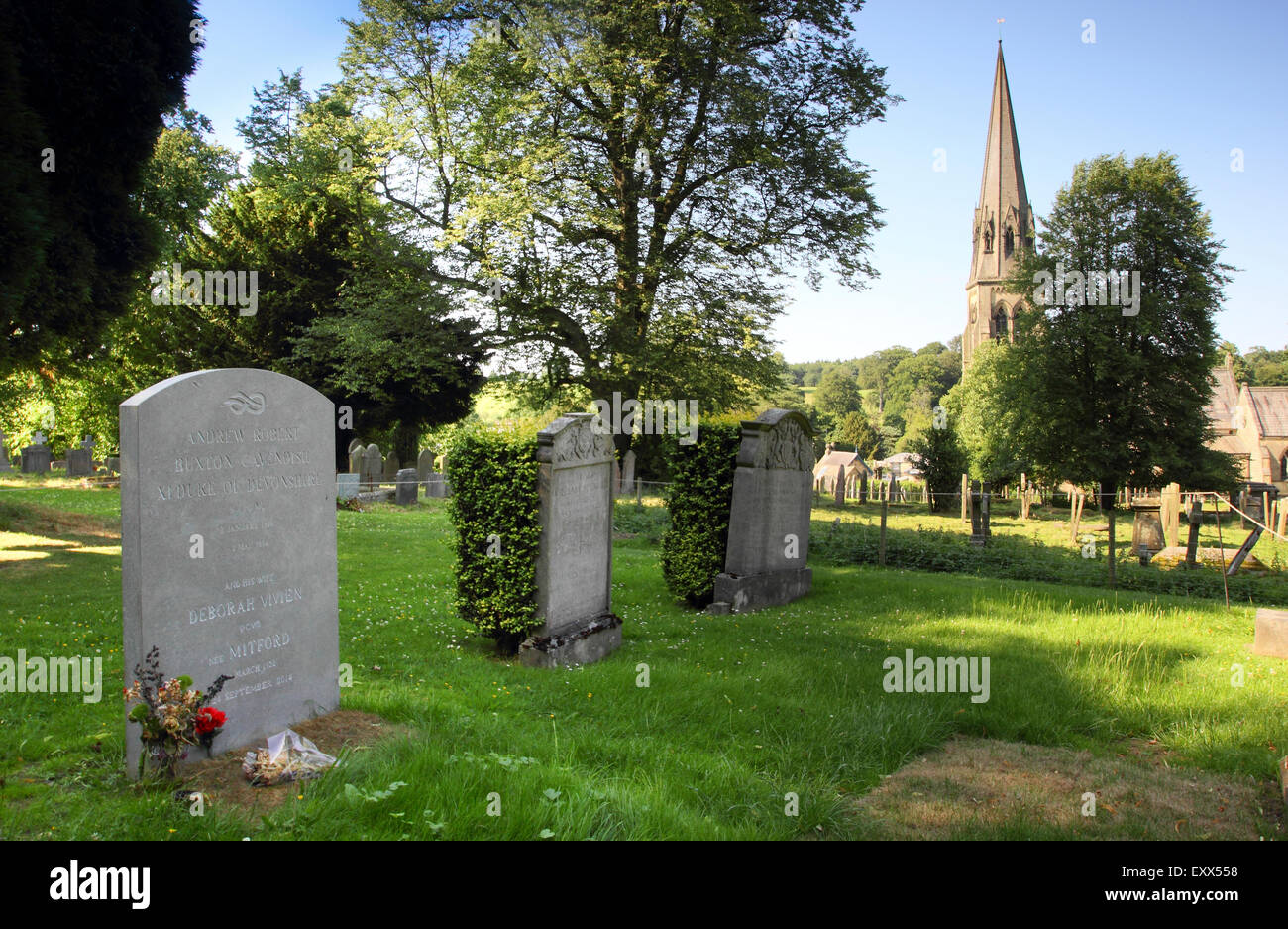 Die Ruhestätte (L) von Andrew Cavendish, 11 Herzog von Devonshire und ...