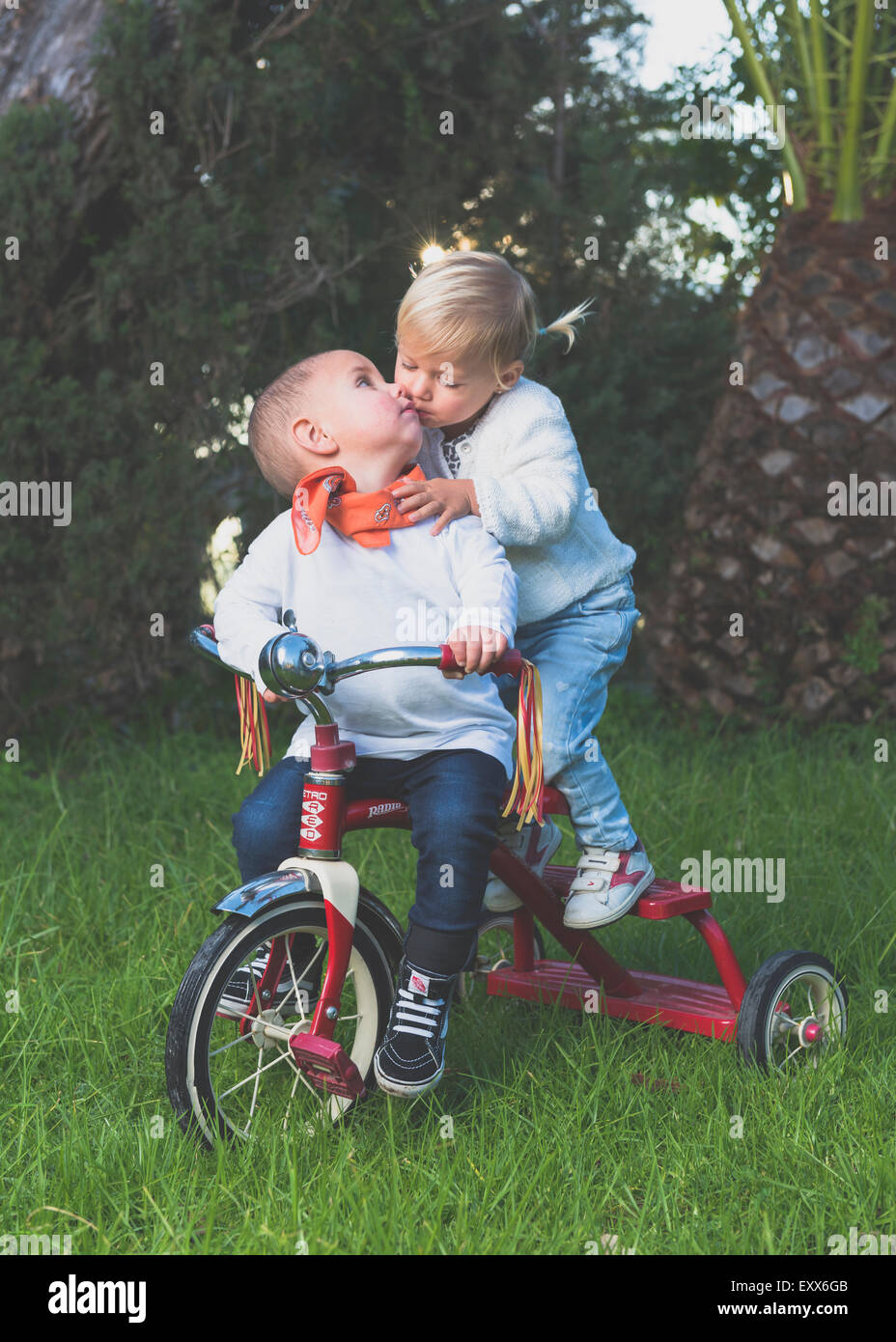 Kinder freunde freundschaft spielen -Fotos und -Bildmaterial in hoher ...