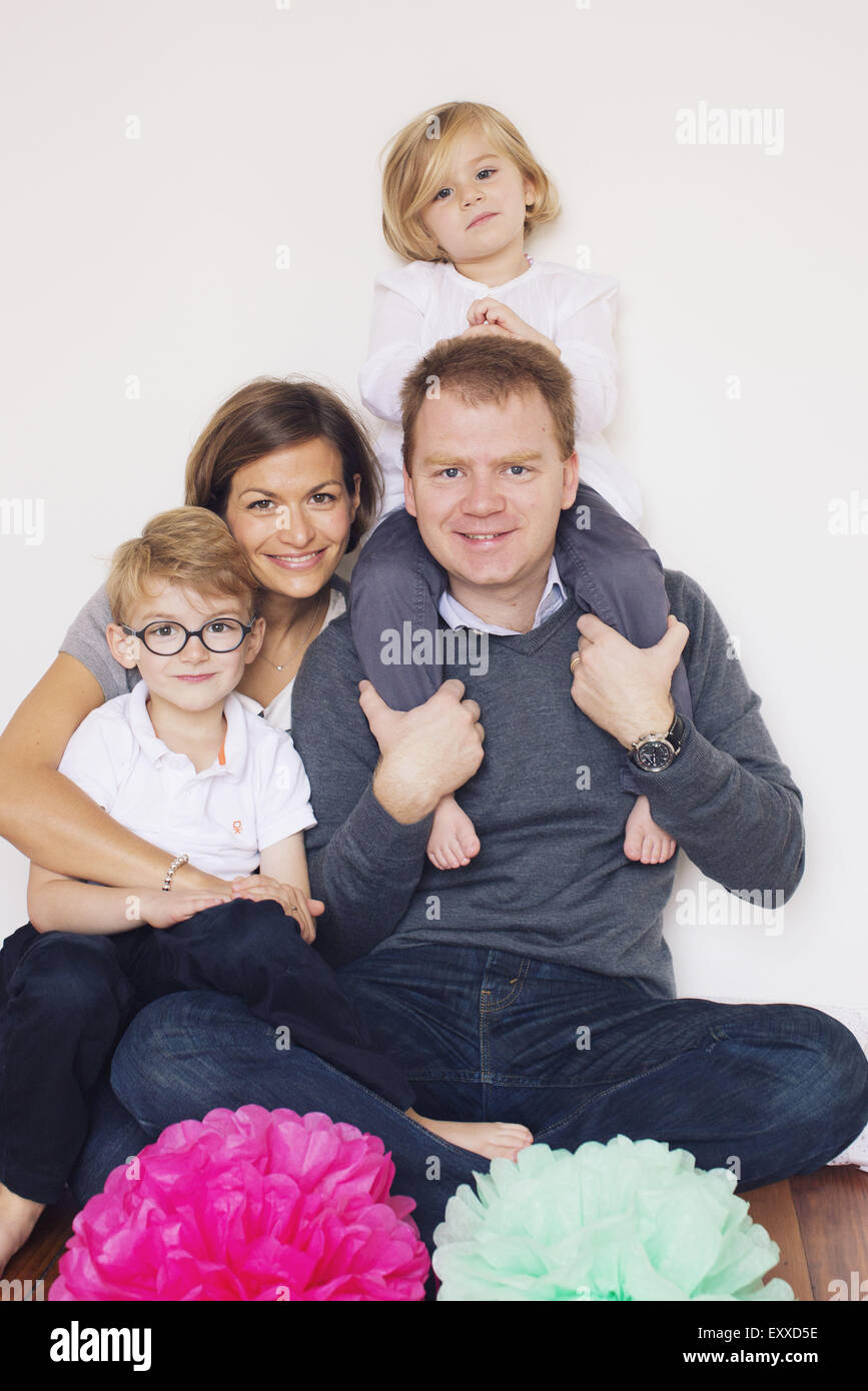 Familie mit zwei Kindern, Porträt Stockfotografie - Alamy