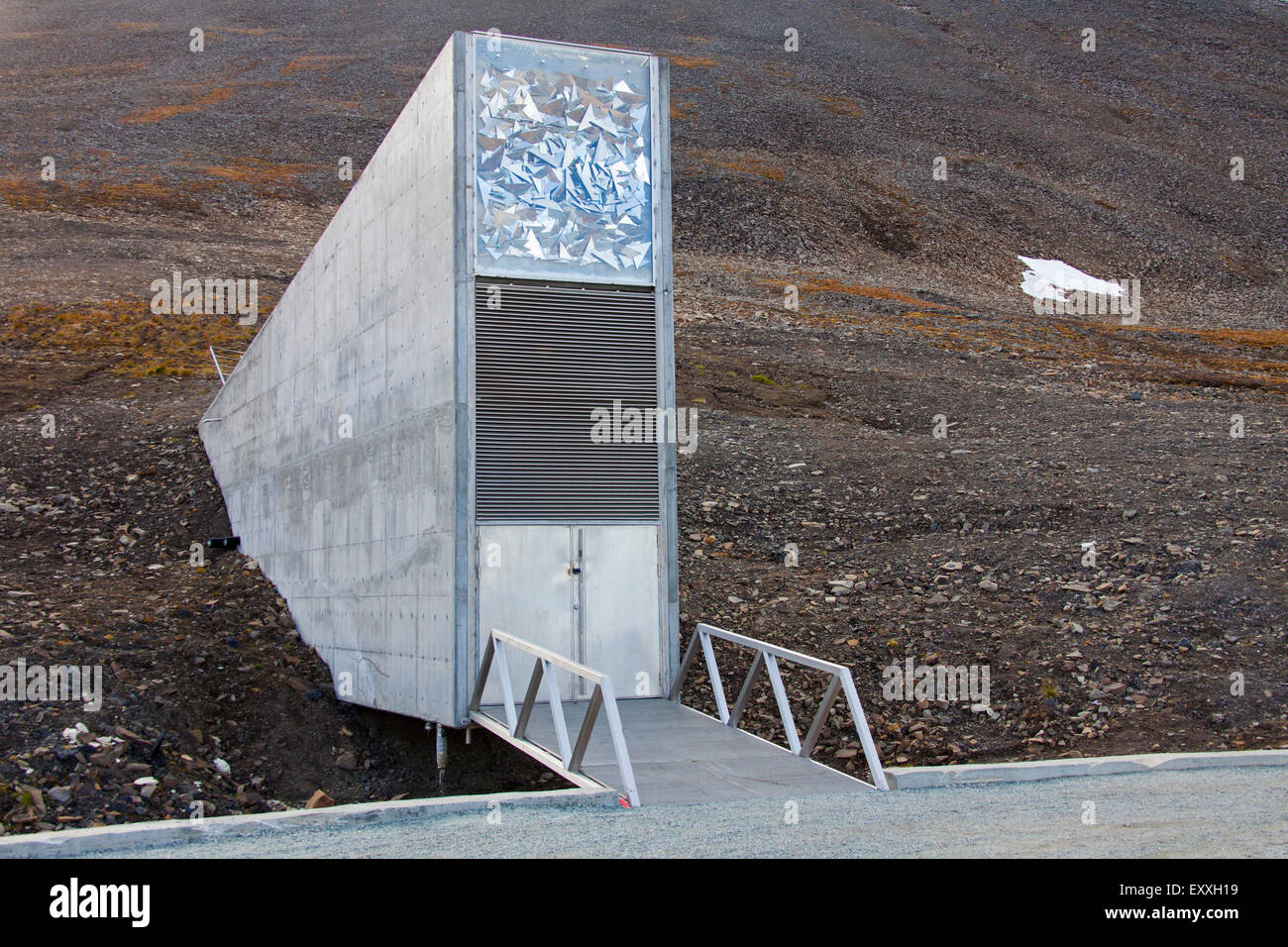 Eingang zum Svalbard Global Seed Vault, größte Samenbank der Welt in ...
