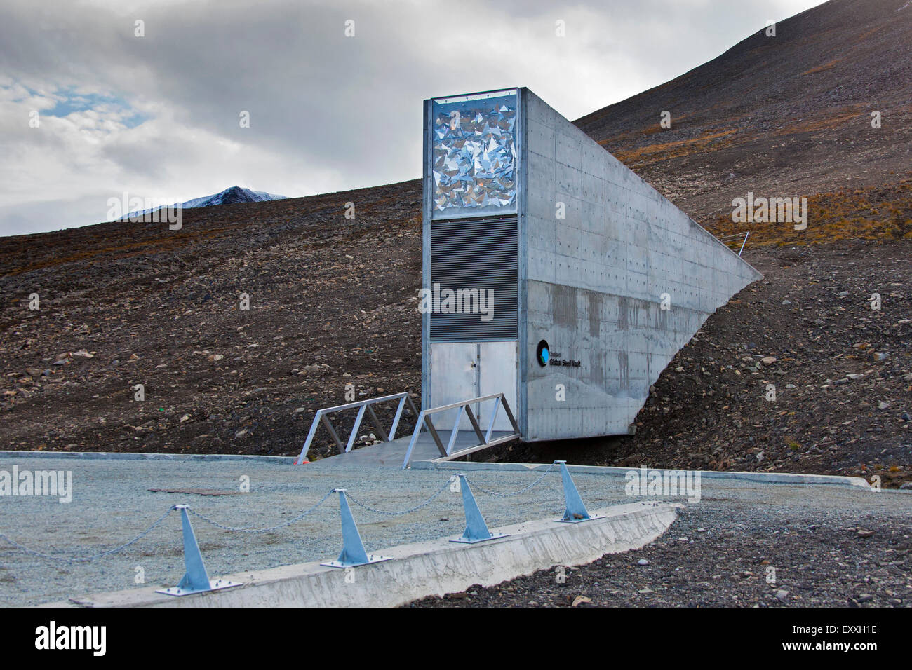 Eingang zum Svalbard Global Seed Vault, größte Samenbank der Welt in ...
