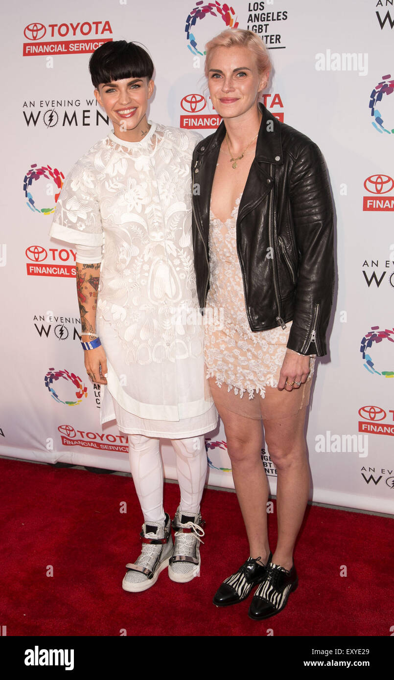 Phoebe dahl and ruby rose -Fotos und -Bildmaterial in hoher Auflösung ...