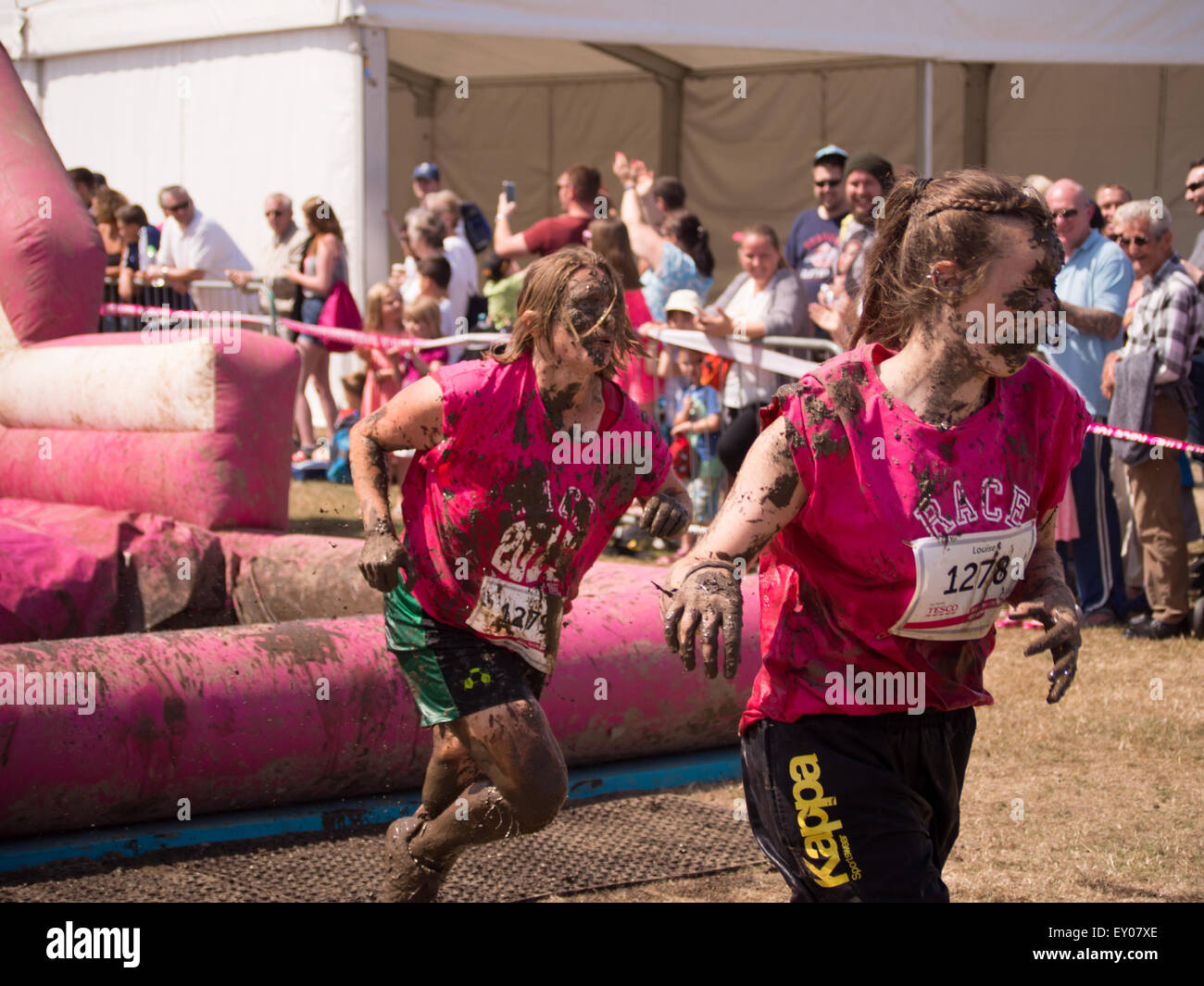 Two girls covered in mud -Fotos und -Bildmaterial in hoher Auflösung ...
