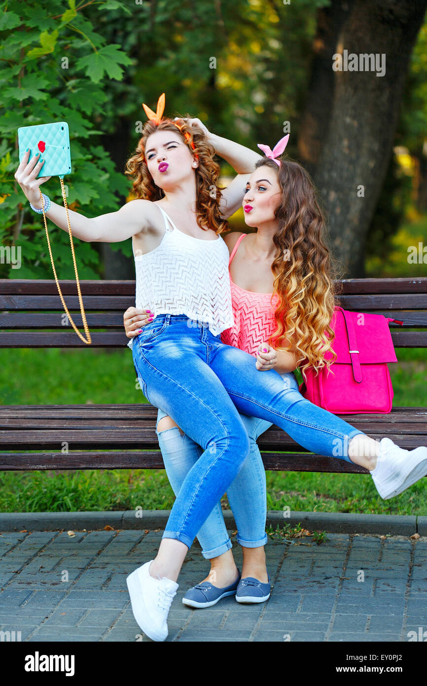 Beste Freundinnen Spaß machen Fotos. Mädchen sitzt auf dem Schoß einen ...