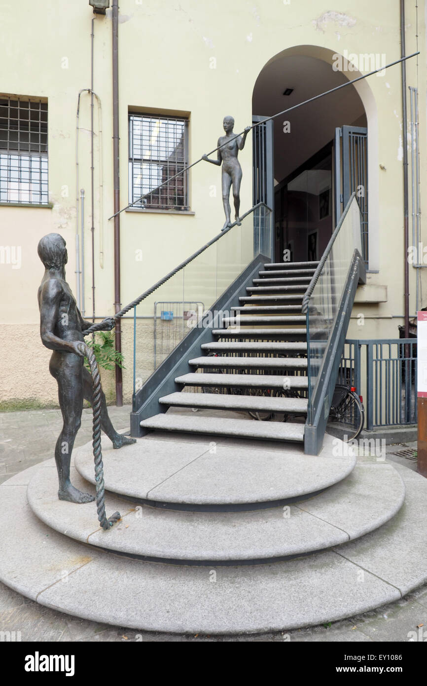 Pole akrobat -Fotos und -Bildmaterial in hoher Auflösung – Alamy