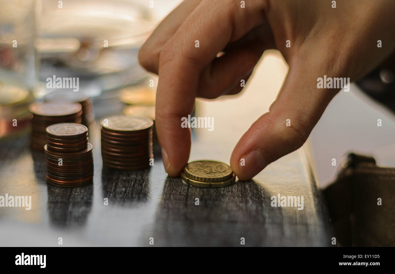 Counting coins -Fotos und -Bildmaterial in hoher Auflösung – Alamy