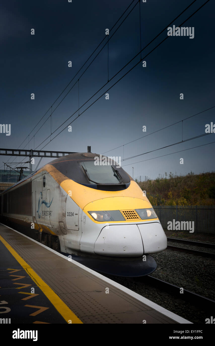 Eurostar Zug vorbeifährt Ebbsfleet International auf seiner Reise nach ...