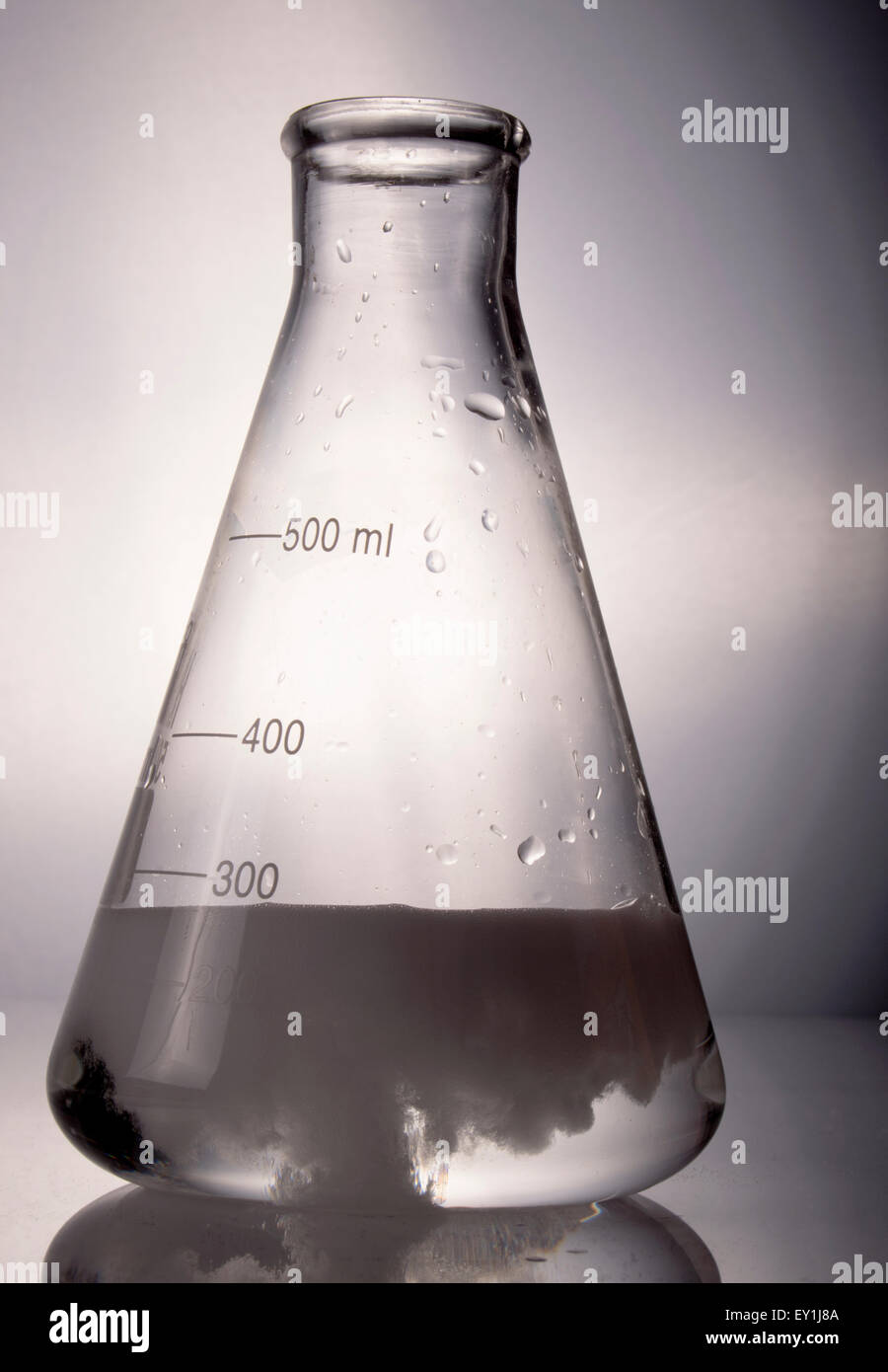 Erlenmeyer flask -Fotos und -Bildmaterial in hoher Auflösung – Alamy