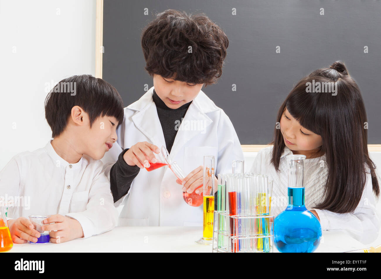 Laborglas im labor der 6 klasse -Fotos und -Bildmaterial in hoher ...