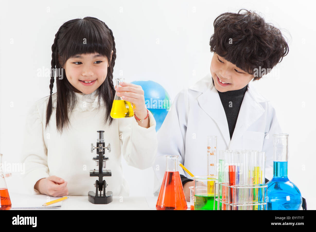 Kinder machen Experiment im Labor mit Lächeln zusammen Stockfotografie ...