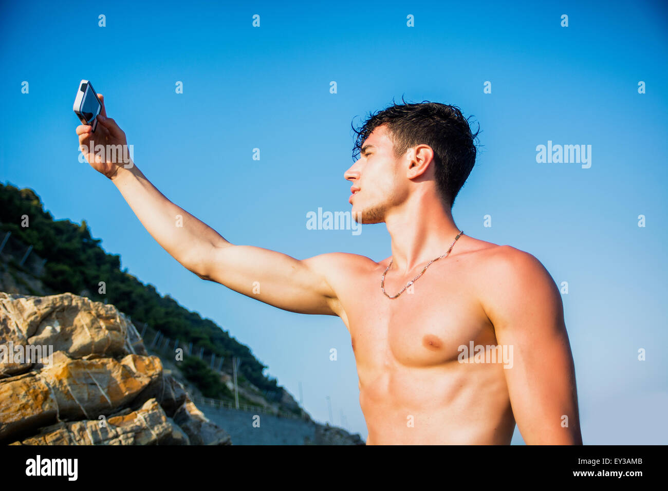 Seitenansicht Des Ein Nackter Oberkörper Junger Mann Nehmen Selfie