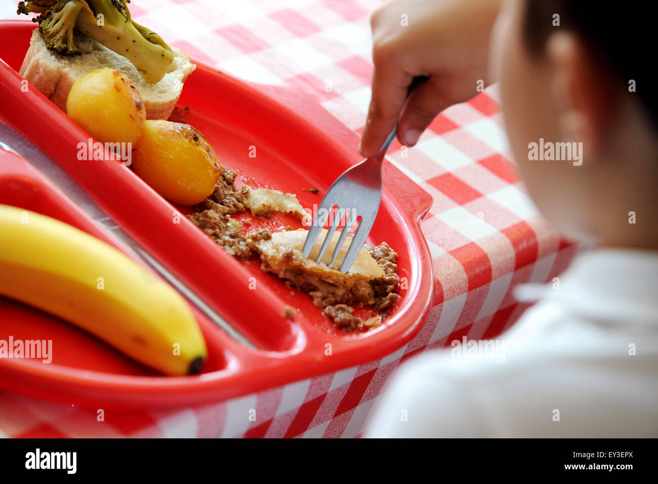 Allgemeine Bilder der Kinder ihr Mittagessen in der Schule Essen. Bild ...