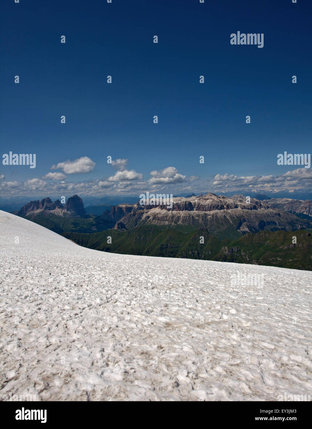 Langkofel und Sellastock von Punta Rocca, den Gipfel der Marmolada ...