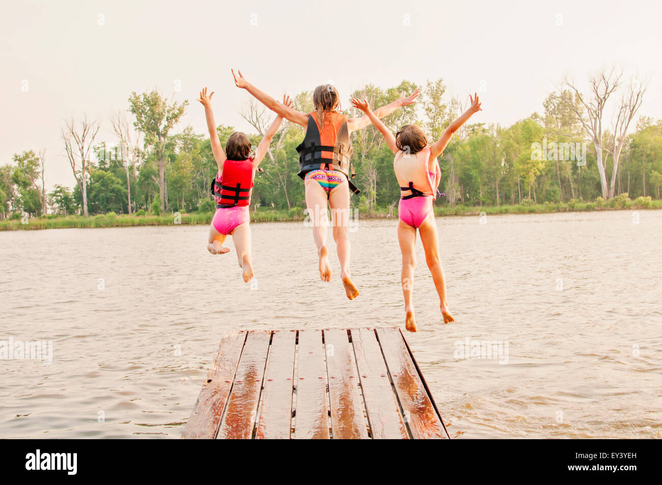 Drei Mädchen springen aus Dock in See Stockfotografie - Alamy Drei Mädchen springen aus Dock in See Stockfotografie - Alamy
