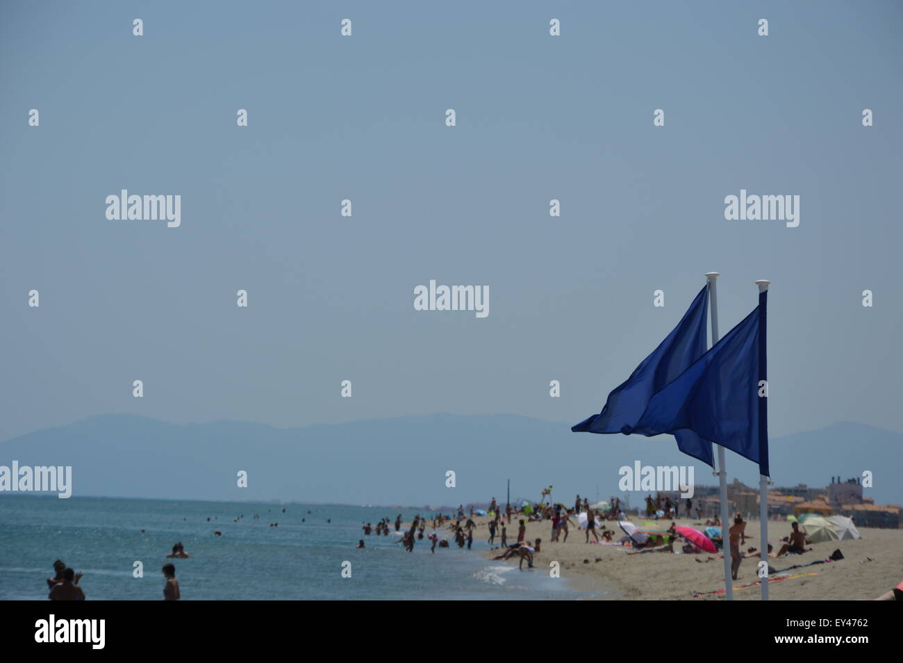 Fahnen am strand -Fotos und -Bildmaterial in hoher Auflösung – Alamy