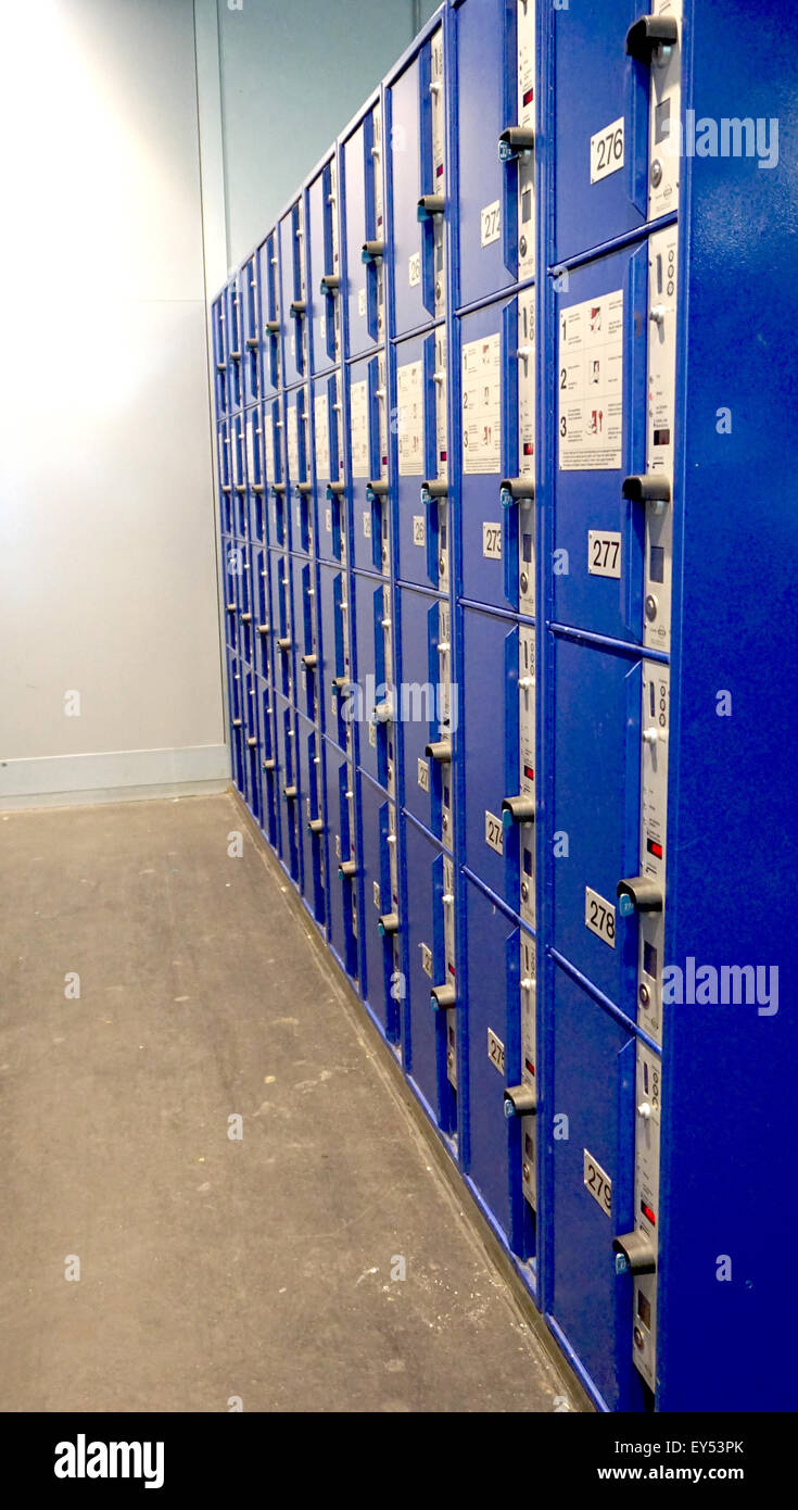 Schließfach im Bahnhof der Schweiz vertikale Stockfotografie - Alamy