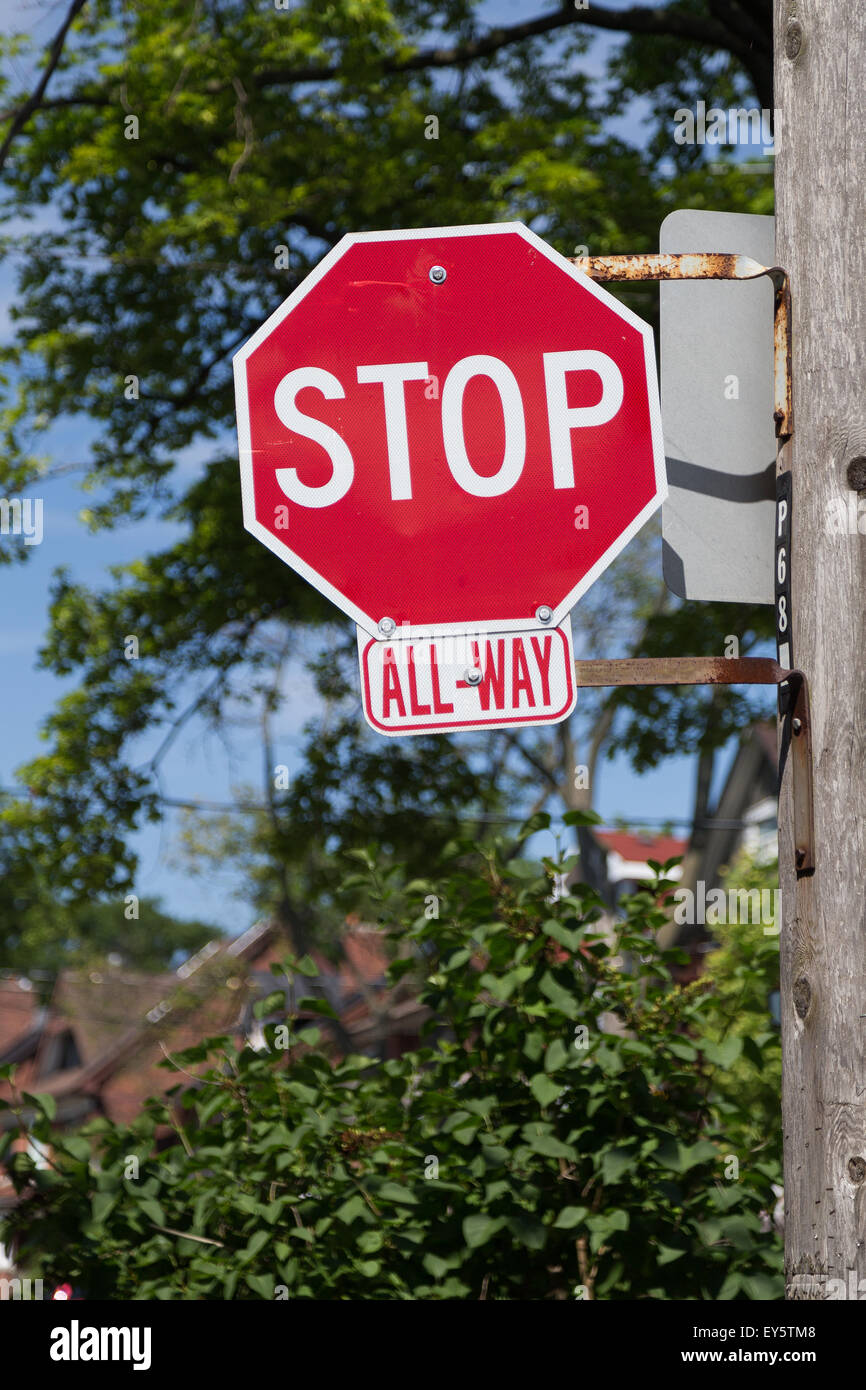 Eine Nahaufnahme, ein typischer Stop Schild in Toronto. Diese finden ...