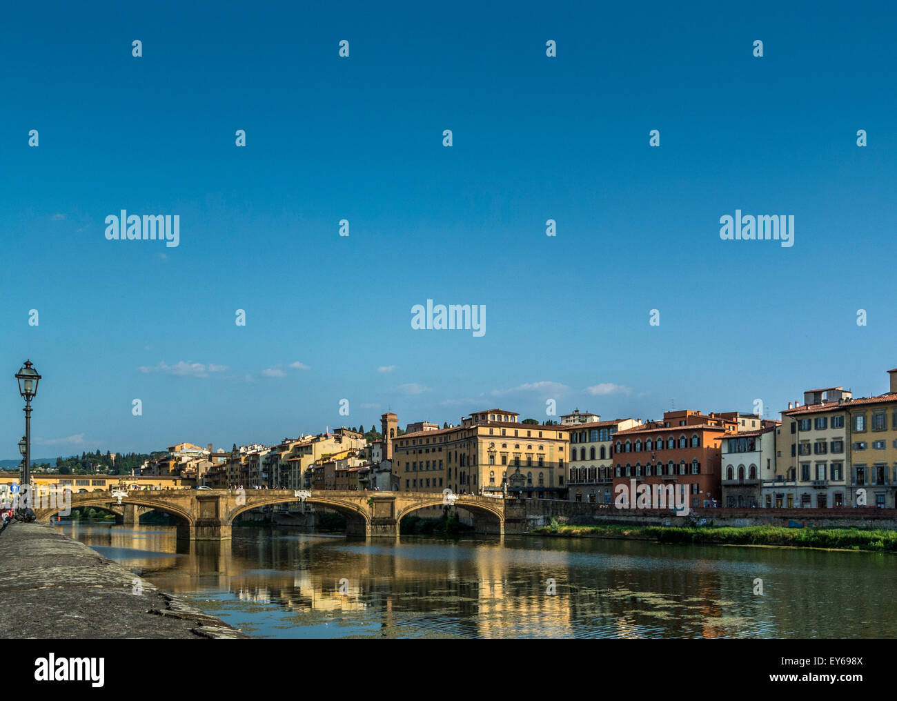 Ponte Santa Trinita und Fluss Arno. Florenz, Italien. Die Ponte Santa ...